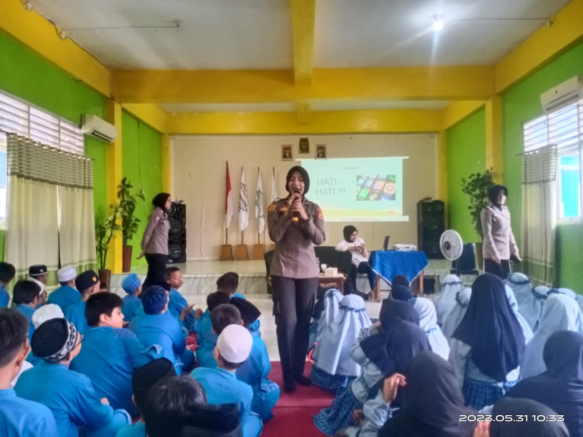 Polwan Polda Maluku Menyelenggarakan “Polwan Manise Mangente Anak Sekolah” di MIT As Salam Ambon ...