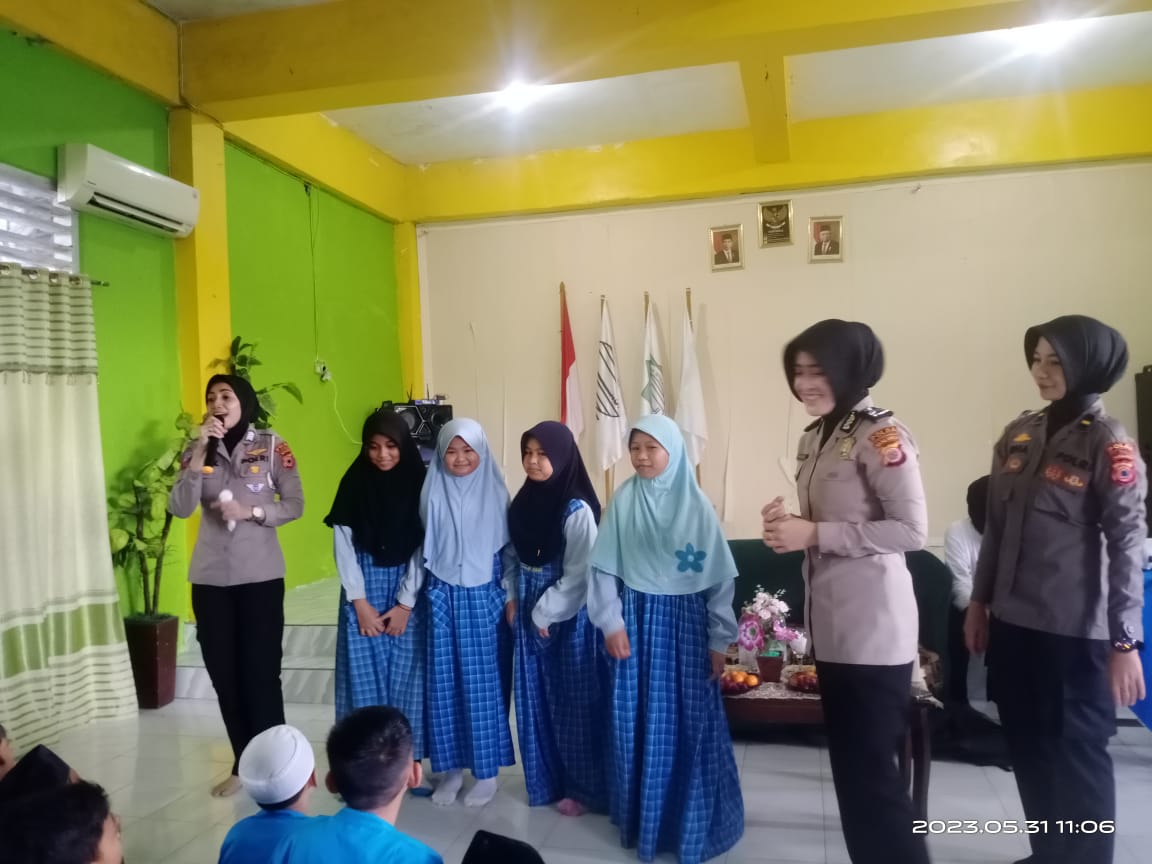 Polwan Polda Maluku Menyelenggarakan “Polwan Manise Mangente Anak Sekolah” di MIT As Salam Ambon ...
